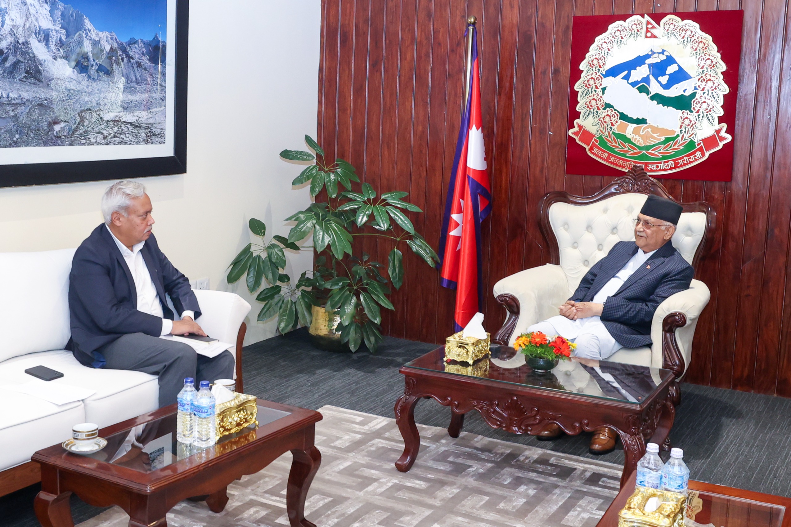 प्रधानमन्त्री ओली र भारतीय राजदूत श्रीवास्तवबीच भेटवार्ता « GDP Nepal